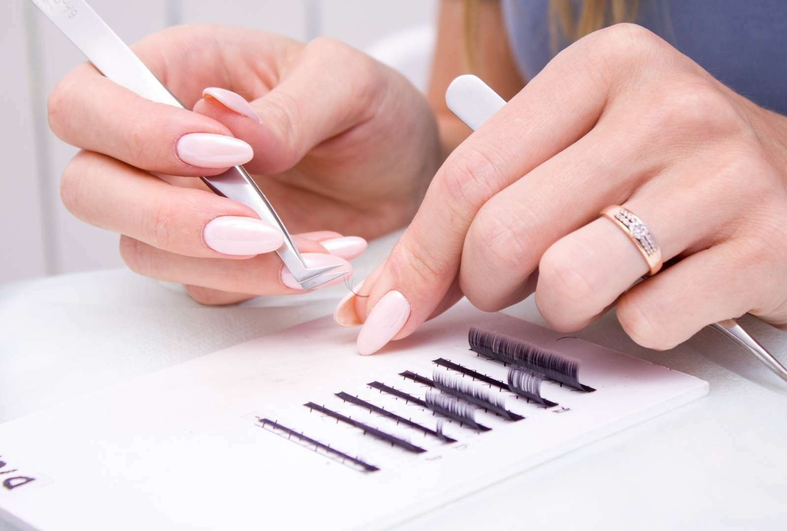 ¿Cómo poner extensiones de pestañas? Tips profesionales