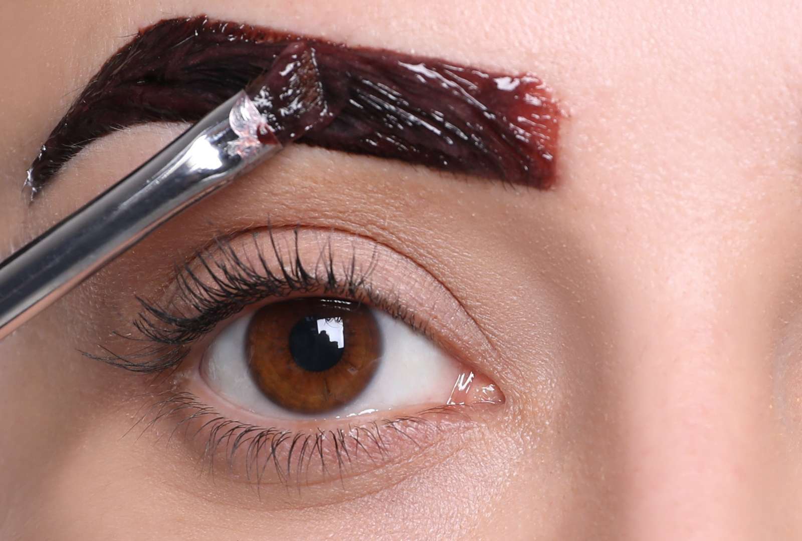 Henna para las cejas. ¿Cómo elegir y aplicar?